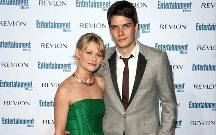 Actress Emilie de Ravin Split his long time Husband Josh Janowicz in 2014.